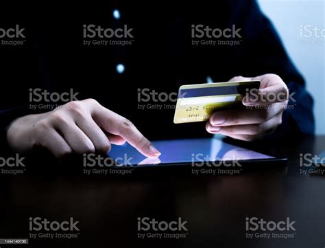 온라인 쇼핑 전자 비즈니스 개념을 사용하는 태블릿 또는 노트북 쇼핑을 하는 손 여자를 근접 촬영합니다 가상현실에 대한 스톡 사진 및 기타 이미지 Istock