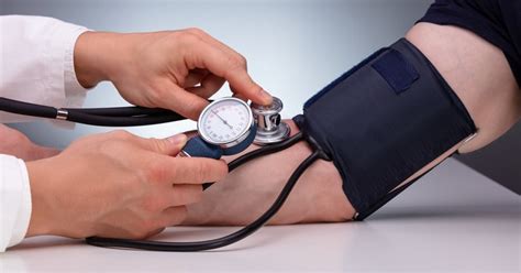 팔 여기에 두면 혈압 높게 나와 가장 정확한 측정 자세는