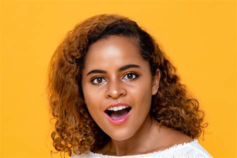 놀란 젊은 아름다운 아프리카 계 미국인 여자 보고 에 카메라 와 입 열린 Omg에 대한 스톡 사진 및 기타 이미지 Omg