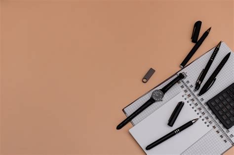 빈 노트북 펜 손목 시계 Usb 메모리 카드와 현대 사무실 책상 작업장 갈색 나무 곡물 표면 배경에 공간을 복사합니다 맨 위 보기입니다 플랫 레이 스타일 0명에 대한 스톡