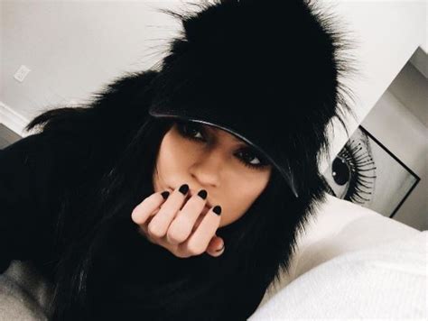 What Is Fingermouthing The New Selfie Trend Explained