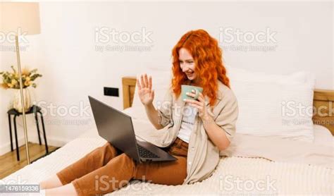 책임감 유지 행복한 여자 그녀는 휴가 중에 부모님과 이야기하고 차 한 잔을 손에 들고 인사합니다 건강관리와 의술에 대한 스톡 사진 및 기타 이미지 Istock