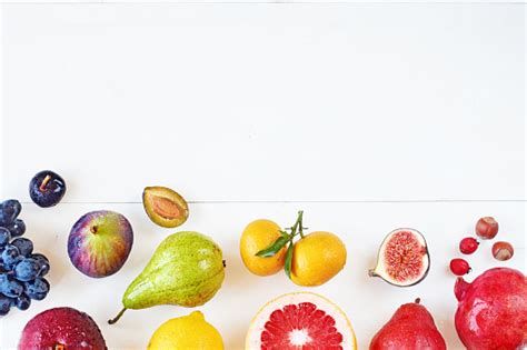 레인 보우의 상위 뷰 복사 공간 흰색 배경 위에 과일을 색깔 0명에 대한 스톡 사진 및 기타 이미지 0명 Pineapple Guava 감귤 Istock