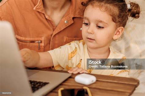노트북 앞에서 어머니와 함께 앉아있는 작은 혼합 인종 소녀 집에서 엄마에서 일 가젯 및 어린이 개념 2 3 살에 대한 스톡 사진 및 기타 이미지 Istock