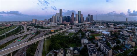 황혼의 하늘 아래 펼쳐진 도시 텍사스 주 휴스턴의 스카이 라인 광활한 고속도로 시스템은 이웃과 우뚝 솟은 시내를 연결합니다 특대형 스티치 파노라마 0명에 대한 스톡 사진 및