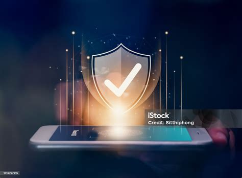 기술 사이버 보안 인터넷 및 네트워킹 온라인 개념 스마트 폰에서 손 터치 인터페이스 확인 및 아이콘 실드 Brand Name