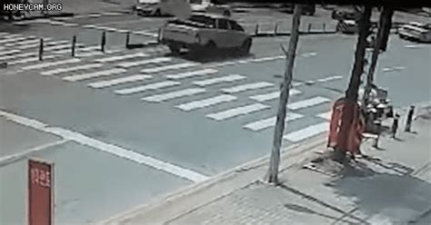 방향 틀어 무단횡단한 전동휠체어 쾅저는 가해자 됐다 영상