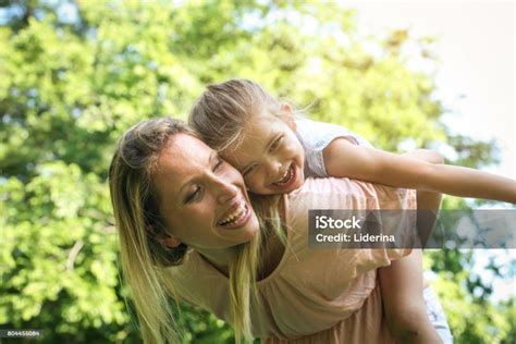 엄마와 딸 야외 풀밭에서 피기백에 그녀의 딸을 들고 어머니입니다 2명에 대한 스톡 사진 및 기타 이미지 2명 가족 미소 Istock