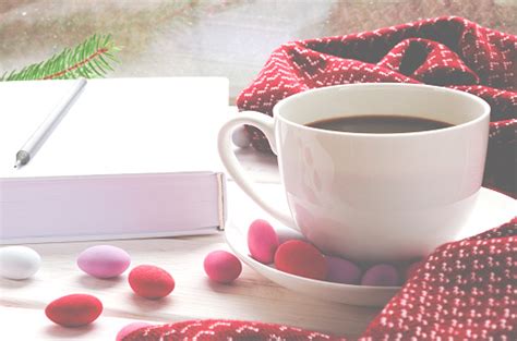 따뜻한 스카프와 흰색 책 옆에 있는 나무 창틀에 여러 가지 색상의 과자를 곁들인 화이트 커피 한 잔 가정의 방에 대한 스톡 사진 및 기타 이미지 Istock