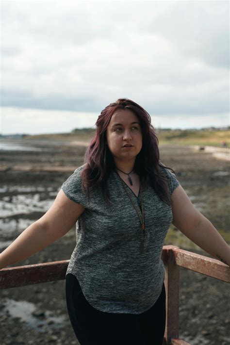 경치 경치가 좋은 고요한 구름 기댄 낮 농촌의 독립 라이프스타일 레저 멀리보고 명상 목조 난간 물 반사 발견 사색 중인 서 있는 수직 쐈어