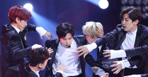 포토 엑소 멋진무대에 열광하는 팬