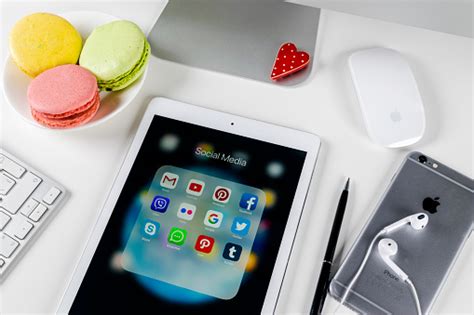 소셜 미디어 페이 스 북 인 스타 그램 트위터 Snapchat 응용 프로그램 화면에는 아이콘이 흰색 테이블에는 애플 Ipad 태블릿 컴퓨터 라이프 스타일입니다 소셜 미디어