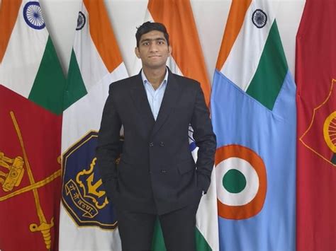 Indian Army Story पिता रिटायर्ड फौजी अफसर मां स्कूल टीचर बेटा बना Cds टॉपर कायम रखी परिवार