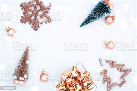 겨울 눈 장식 크리스마스 휴가 트리 흰색 겨울 눈 배경에 새해 장식에 황금 공 복사 공간이 있는 상단 뷰입니다 눈 냉동상태의 물에 대한 스톡 사진 및 기타 이미지 Istock