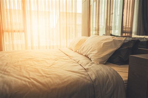 침대 하 녀깨끗 한 화이트 패턴 베개와 아름다움 객실에 침대 시트 위로 클로즈업입니다 감각 있는 렌즈 관광에 대한 스톡 사진 및 기타 이미지 Istock