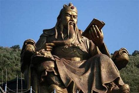 關羽所有雕像為何眼睛都是眯著的老木匠誰敢讓他睜開眼 每日頭條