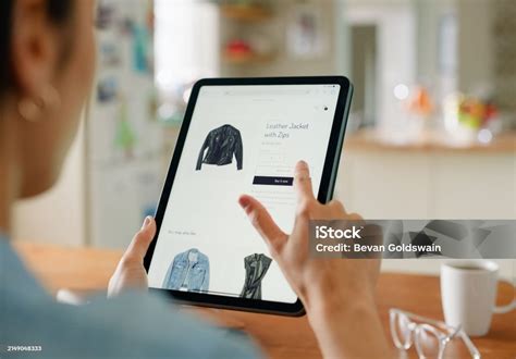 온라인 쇼핑 패션 및 의류 웹 사이트 인터넷 상점 또는 소매 앱으로 태블릿에 사람의 손 전자 상거래 가정 및 여성 기술 화면에서