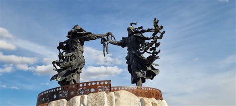 Хөхүүрийн хөндийг харуулдаж зогсох Төрболдын Бат Оргил Facebook