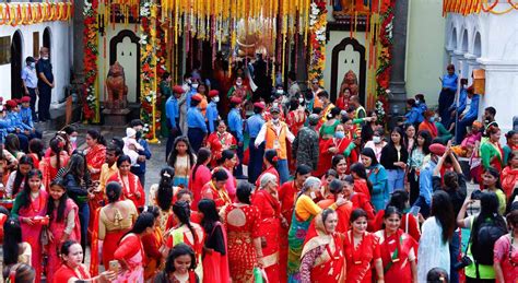 तिजको अवसरमा पशुपतिमा महिलाहरूकाे रमझम फोटो फिचर