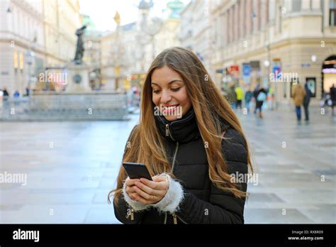 Mädchen mit handy in der hand Fotos und Bildmaterial in hoher Auflösung Alamy