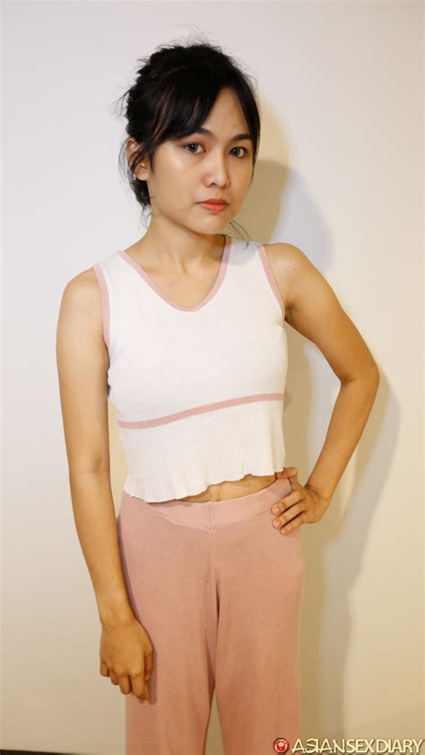 Симпатичная азиатская малышка Айе показывает свои прекрасные сиськи перед Pov сексом