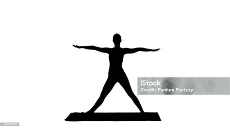 요가를 연습하는 실루엣 여성 확장 사이드 앵글 운동에 서 우티타 파스바코나사나 포즈 Mental Wellbeing에 대한 스톡 사진 및 기타 이미지 Mental