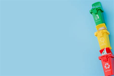 파란색 배경에 재활용 기호가 있는 노란색 녹색 및 빨간색 재활용 쓰레기통 도시를 깔끔하게 유지 재활용 기호를 떠난다 자연 보호 개념 0명에 대한 스톡 사진 및 기타 이미지