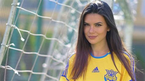 Секси тв водеща стиска палци на Украйна