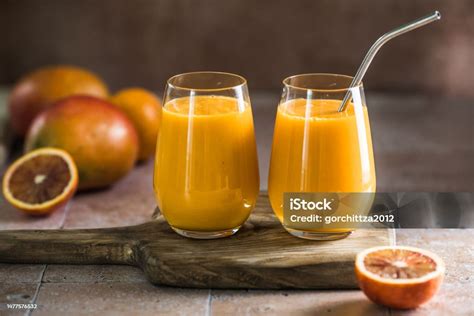 안경에 두 개의 망고 라시 또는 케사르 우유 망고와 함께 인도의 건강한 아유르베 다 차가운 음료 요구르트 물 향신료 과일 및 얼음으로 만든 신선도 라시 과일에 대한 스톡