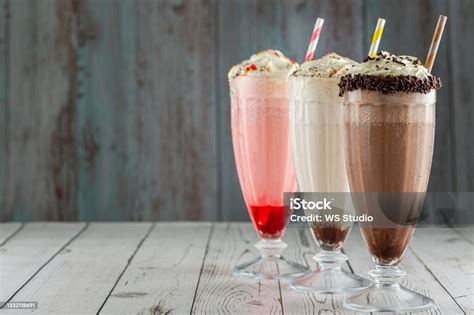 다양한 맛의 밀크 쉐이크 3 잔 초콜릿 바닐라 딸기 밀크쉐이크 0명에 대한 스톡 사진 및 기타 이미지 0명 거품 내기 과일 Istock