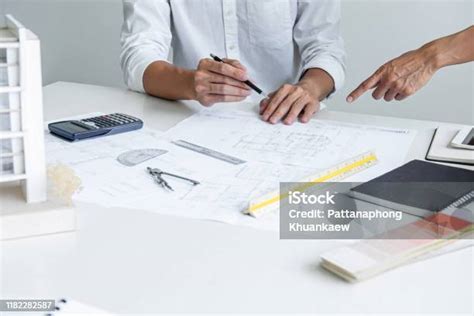 건축 엔지니어 팀워크 회의 작업장에서 건축 프로젝트 및 엔지니어링 도구 그리기 및 작업 기술 도면에 대한 작업 개념 개발에 대한