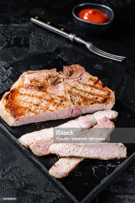 구운 찻날린 돼지고기 찹 또는 티본 미트 스테이크 검은 배경입니다 상위 뷰 0명에 대한 스톡 사진 및 기타 이미지 0명 갈비 음식 건강한 식생활 Istock