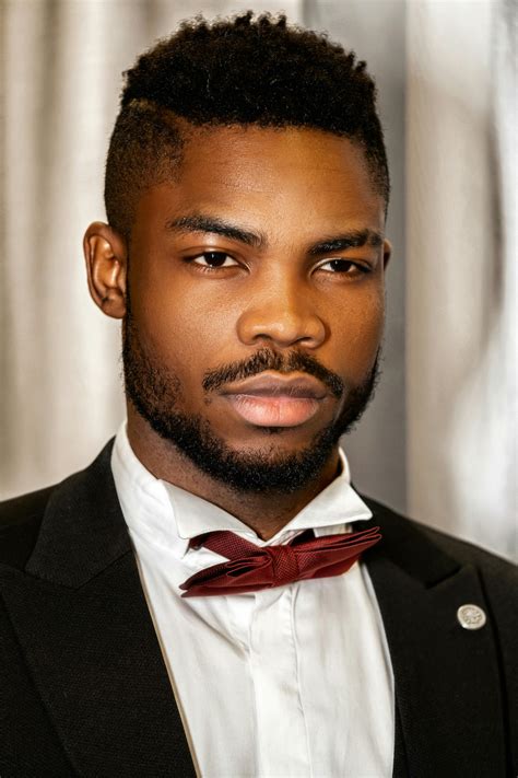 개성 격식 있는 격식있는 옷차림 고상한 날씬한 남성 모델 똑똑한 모자 복장 빈티지 스타일 손질 된 수트