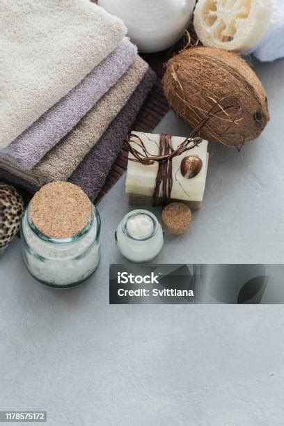 코코넛 오일 바다 소금 수건 및 회색 배경에 수제 비누를 가진 유기농 화장품 개념에 대한 스톡 사진 및 기타 이미지 개념 개체 그룹 건강관리와 의술 Istock