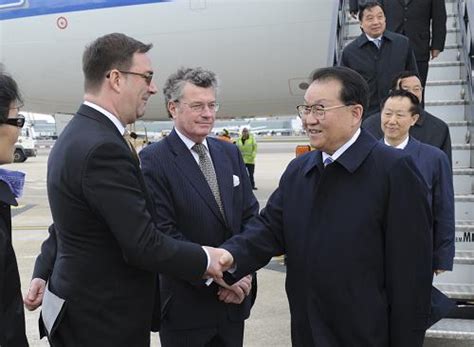 李长春抵达伦敦开始访问英国