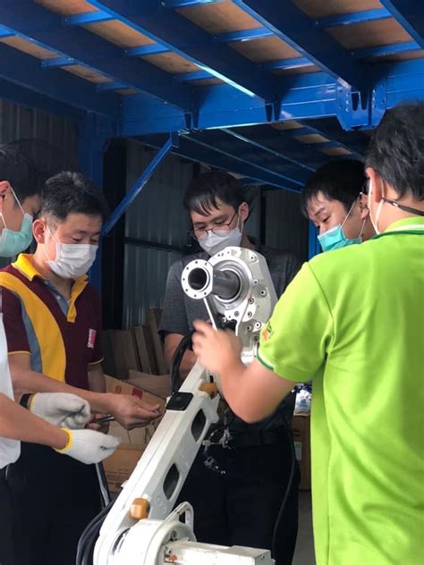 บุคลากรคณะวิศวกรรมศาสตร์ มหาวิทยาลัยเทคโนโลยีราชมงคลรัตนโกสินทร์ เข้า