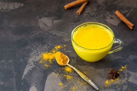 황금 심 황 계 피와 우유입니다 건강 하 고 향기로운 해독 음료 강황에 대한 스톡 사진 및 기타 이미지 강황 건강관리와 의술 계피 Istock