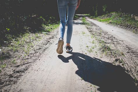 숲속의 길을 따라 배낭을 가진 한 소녀 관광객 여름 따뜻한 날 자른 이미지 격 조 12 13세에 대한 스톡 사진 및 기타 이미지 12 13세 걷기 관광 Istock