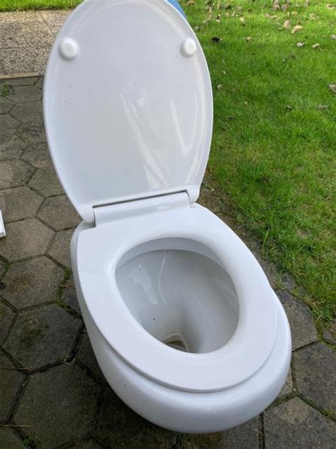 Wc školjka In Splakovalnik