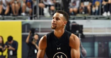 3점슛 시도하는 스테판 커리