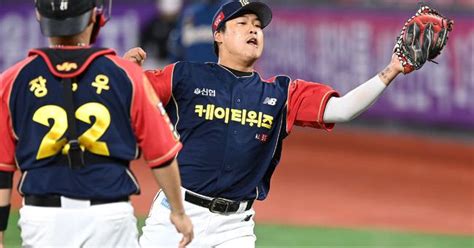 [사진]강백호 전력질주로 달려와 뜬공 처리