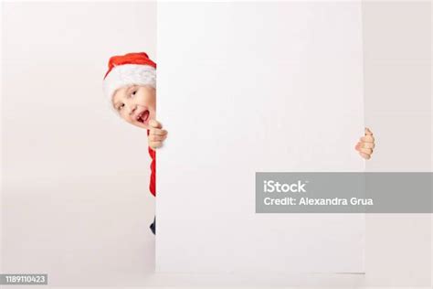 흰색 배경에 고립 된 산타 모자와 빨간 스웨터를 입은 귀여운 어린 아이 십대 소년의 크리스마스 모형 크리스마스 휴일입니다 소년은
