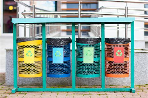 별도의 폐기물 수거 플라스틱 종이 유리 유기 폐기물로 폐기물을 환경 친화적으로 분리합니다 폐기물 처리를 위한 탱크 분류 0명에 대한 스톡 사진 및 기타 이미지 Istock