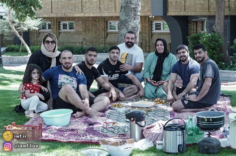 عکس پیک‌نیک خانوادگی قهرمان‌های جهان و المپیک روی چمن آزادی خبرآنلاین
