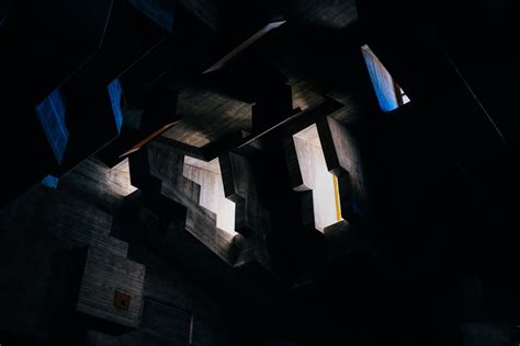 창문이 많은 어두운 방 사진 Unsplash의 무료 건물 이미지