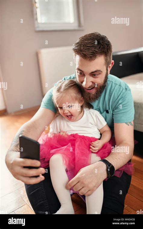 Vater Und Tochter Machen Ein Selfie Fotos Und Bildmaterial In Hoher