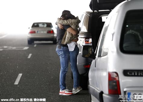 小豌豆恋上c罗绯闻女友 机场相拥激情热吻