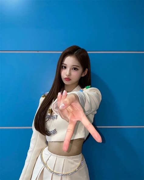 继gyaru Peace 倒 V 手势爆火后 韩国再掀「小荳子拳头」拍照新 Pose