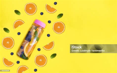 노란색 배경의 병에 오렌지와 블루베리가 들어간 주입 또는 해독 물 공간을 복사합니다 평면도 0명에 대한 스톡 사진 및 기타 이미지 Istock