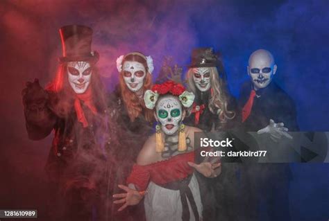 소름 할로윈을 가진 사람들의 그룹은 재미와 파티를 갖는 죽은 날 칼라 베라 스타일을 구성 할로윈에 대한 스톡 사진 및 기타 이미지 할로윈 파티 의상 Istock